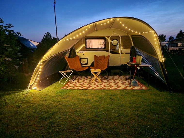 Alie en Nellie trekken met parkiet vanuit Urk door heel Europa - Camp to Go