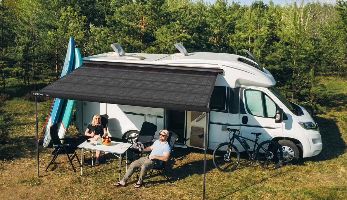 Een luifel met oprolbare zonnecellen voor je camper of caravan - Camp to Go