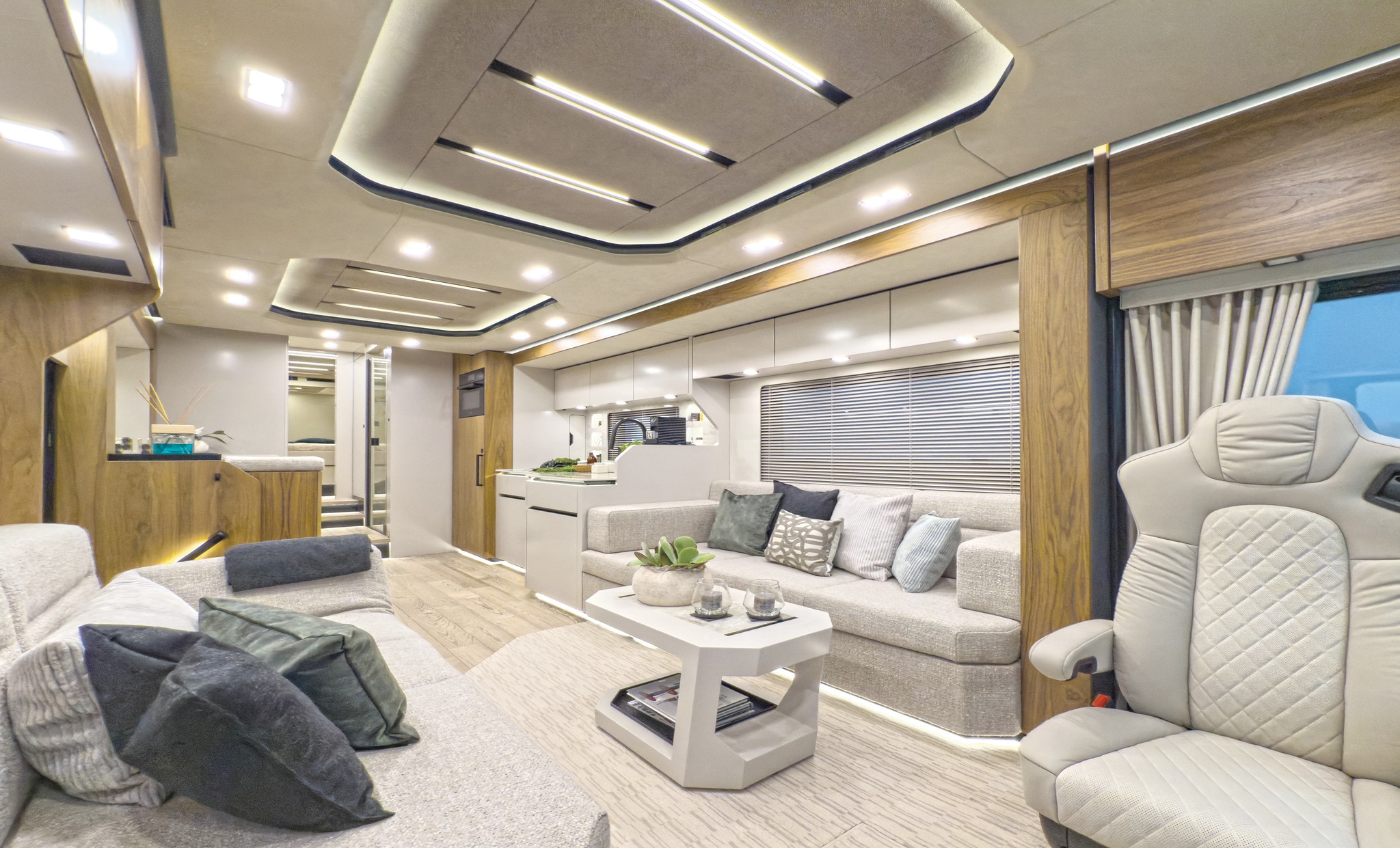 De grootste camper van Europa kost bijna 3 miljoen euro - Camp to Go